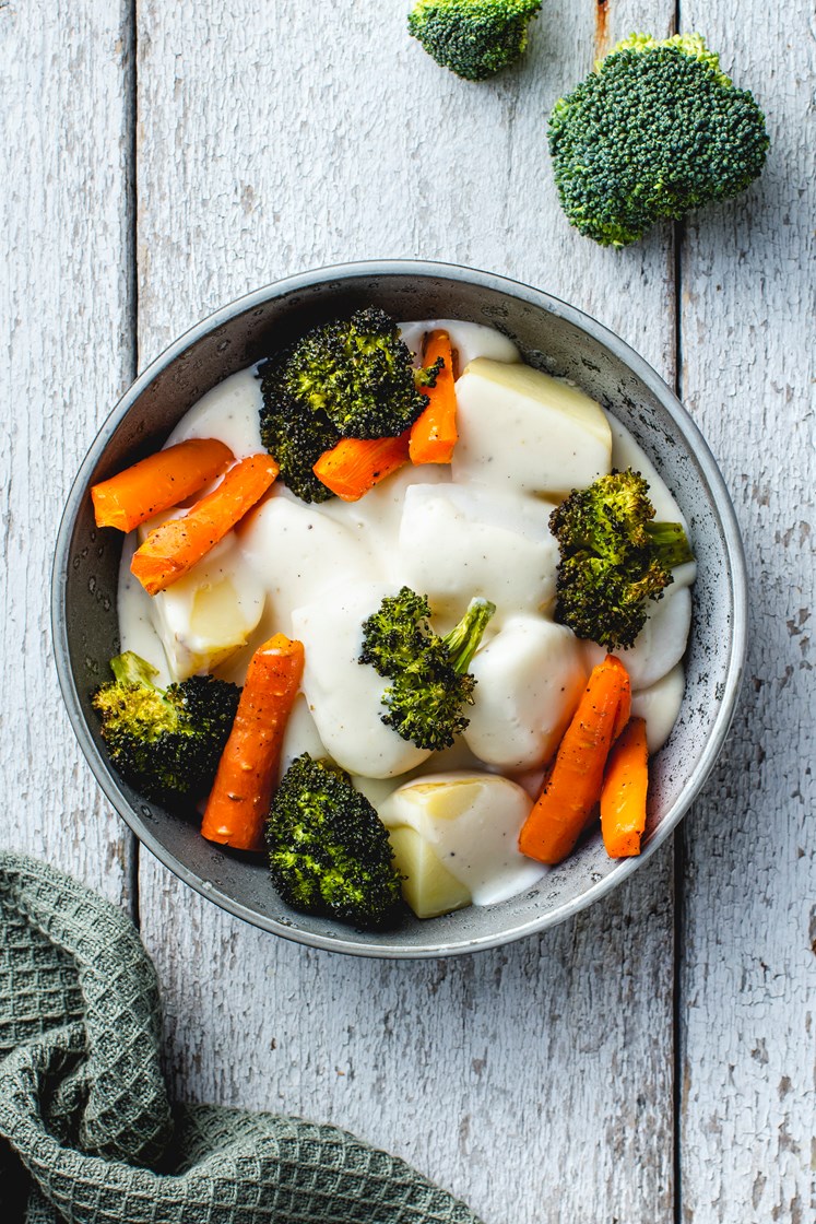 Fiskeboller i hvit saus med kokte poteter, ovnsbakte grønnsaker og ...