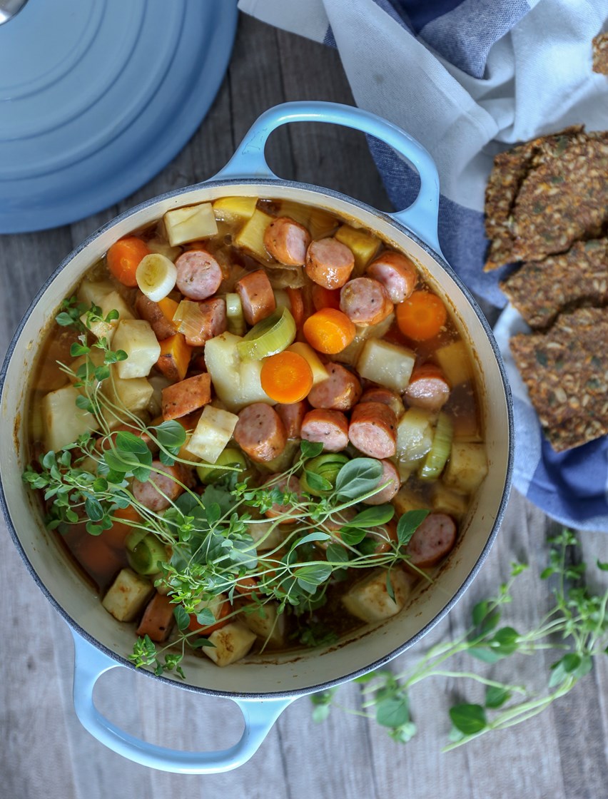 Pølselapskaus med polkabeter, sellerirot og kålrot - Oppskrift - Adams ...