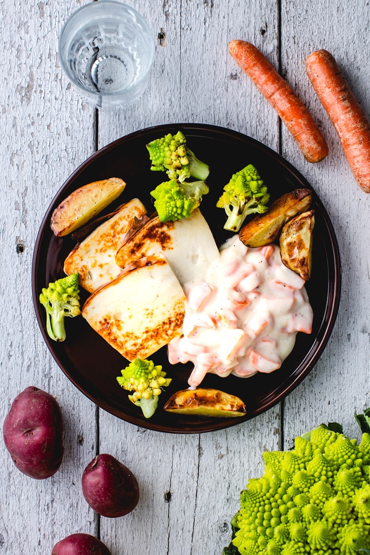 Fiskepudding med stuede gulrøtter, stekt romanesco og ovnsbakte poteter ...
