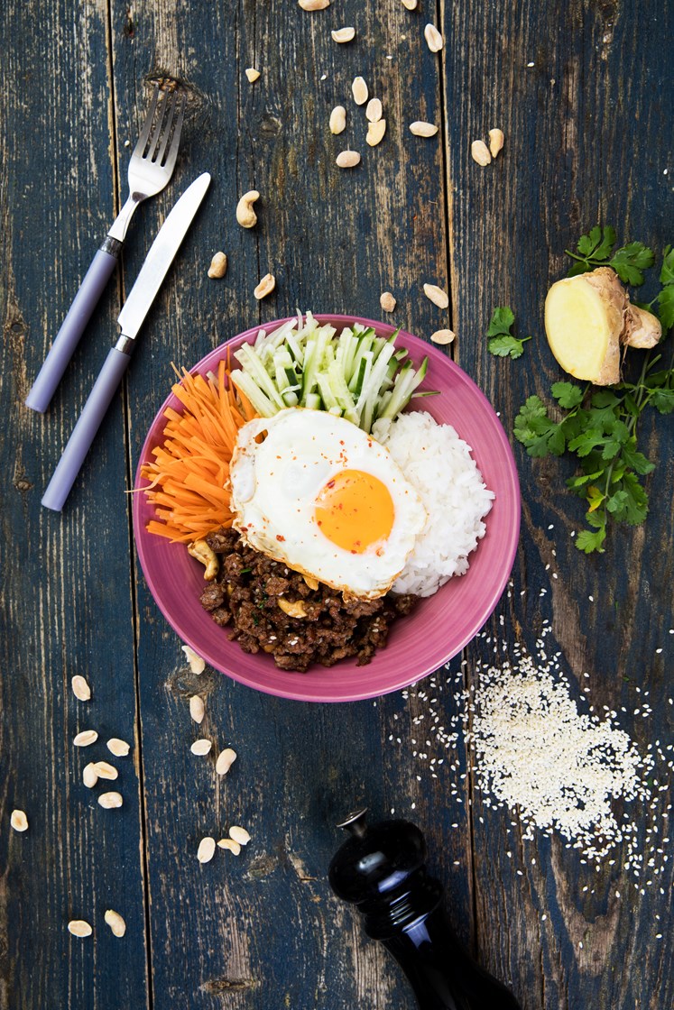 Bibimbap med speilegg, basmatiris, koriander og nøtter - Oppskrift ...