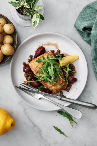 Smörstekt torskfilé med citron- och kaprisstekta rödbetor - Recept ...