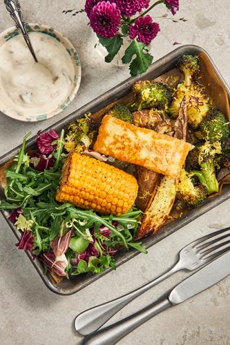 Pannoumi med ugnsrostade grönsaker, majskolv och chilisås - Recept ...