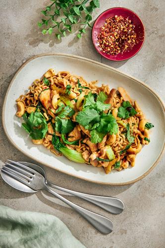 Chicken cashew med äggnudlar, pak choy och koriander - Recept - Linas ...