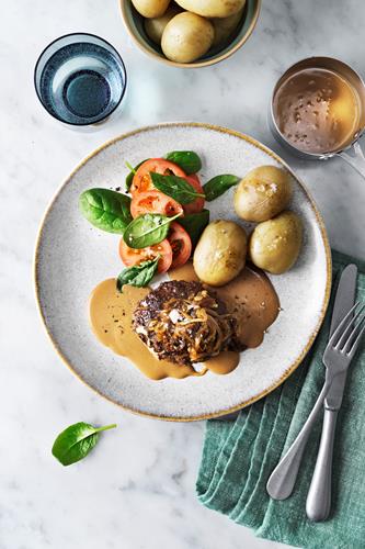 Pannbiff med lök, gräddsås och kokt potatis - Recept - Linas Matkasse