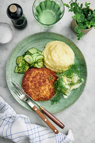 Havets wallenbergare med potatispuré, citronpicklad gurka, fänkål och ...